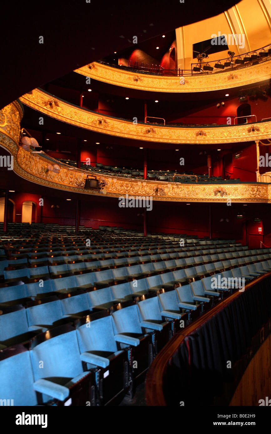 Stage show hi-res stock photography and images - Alamy