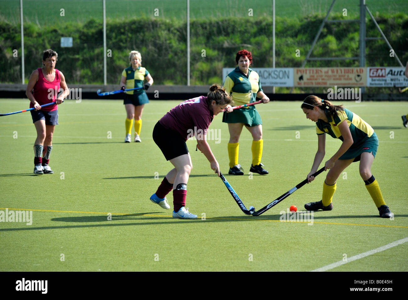 Hockey team playing on astroturf hi-res stock photography and images ...