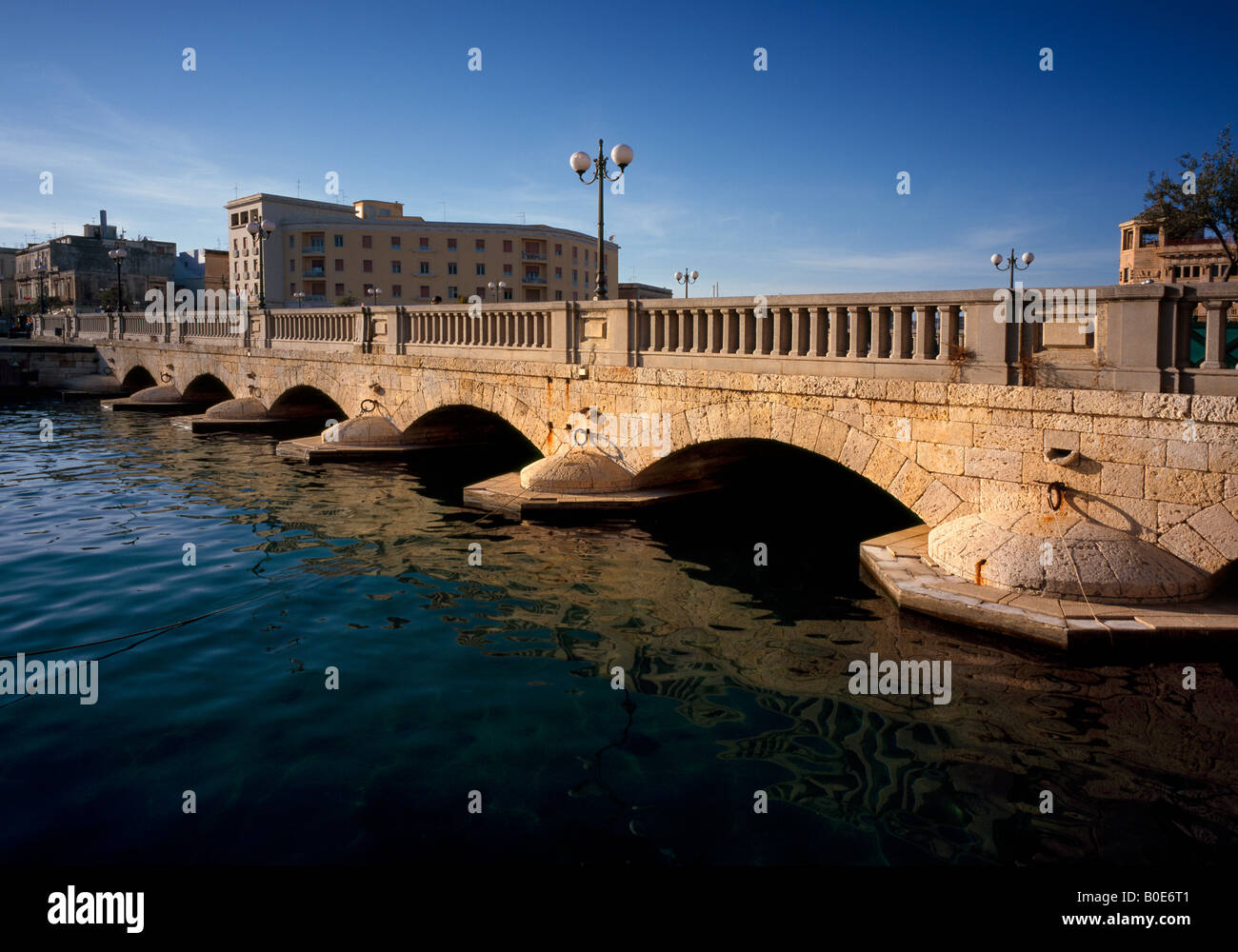 The Ponte Nuovo bridge leading to the Island of Ortygia or Ortigia ...