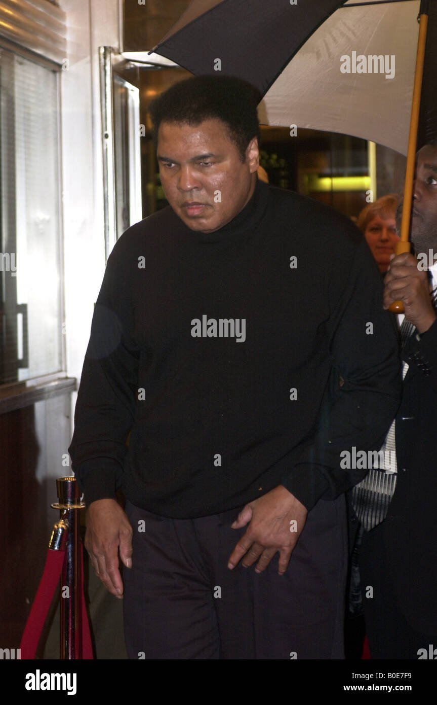 Muhammad Ali at the opening of "Ali" in washington DC Stock Photo - Alamy