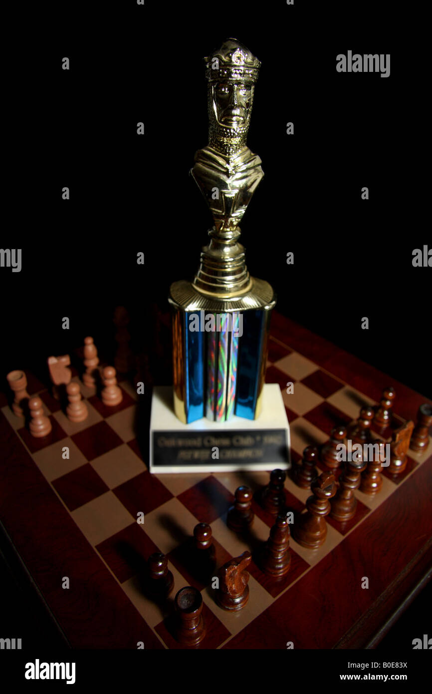 King chess trophy hi-res stock photography and images - Alamy