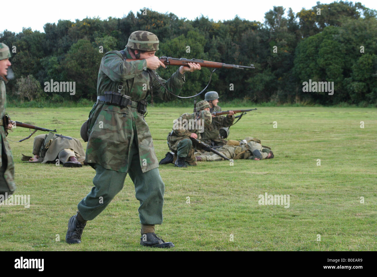 Soldiers shooting ww2 hi-res stock photography and images - Alamy