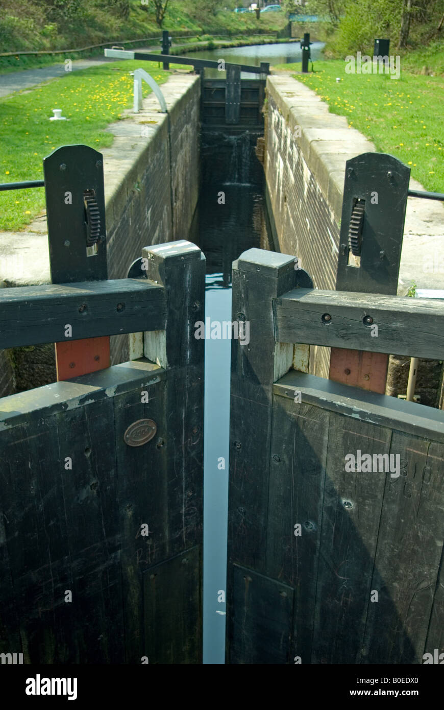 Canal lock gates hi-res stock photography and images - Alamy