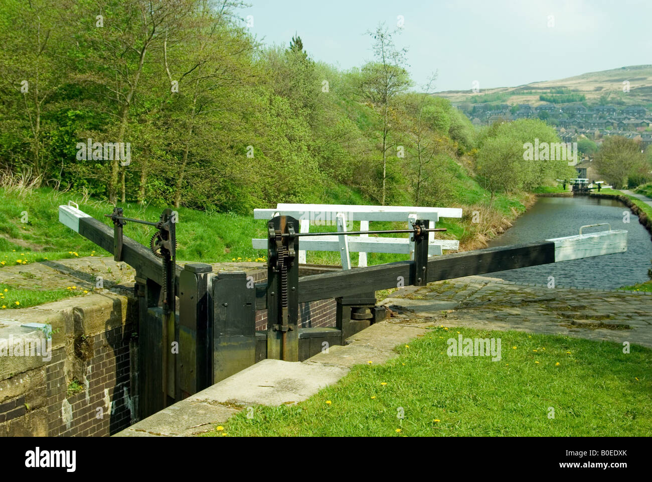 Canal lock gates hi-res stock photography and images - Alamy