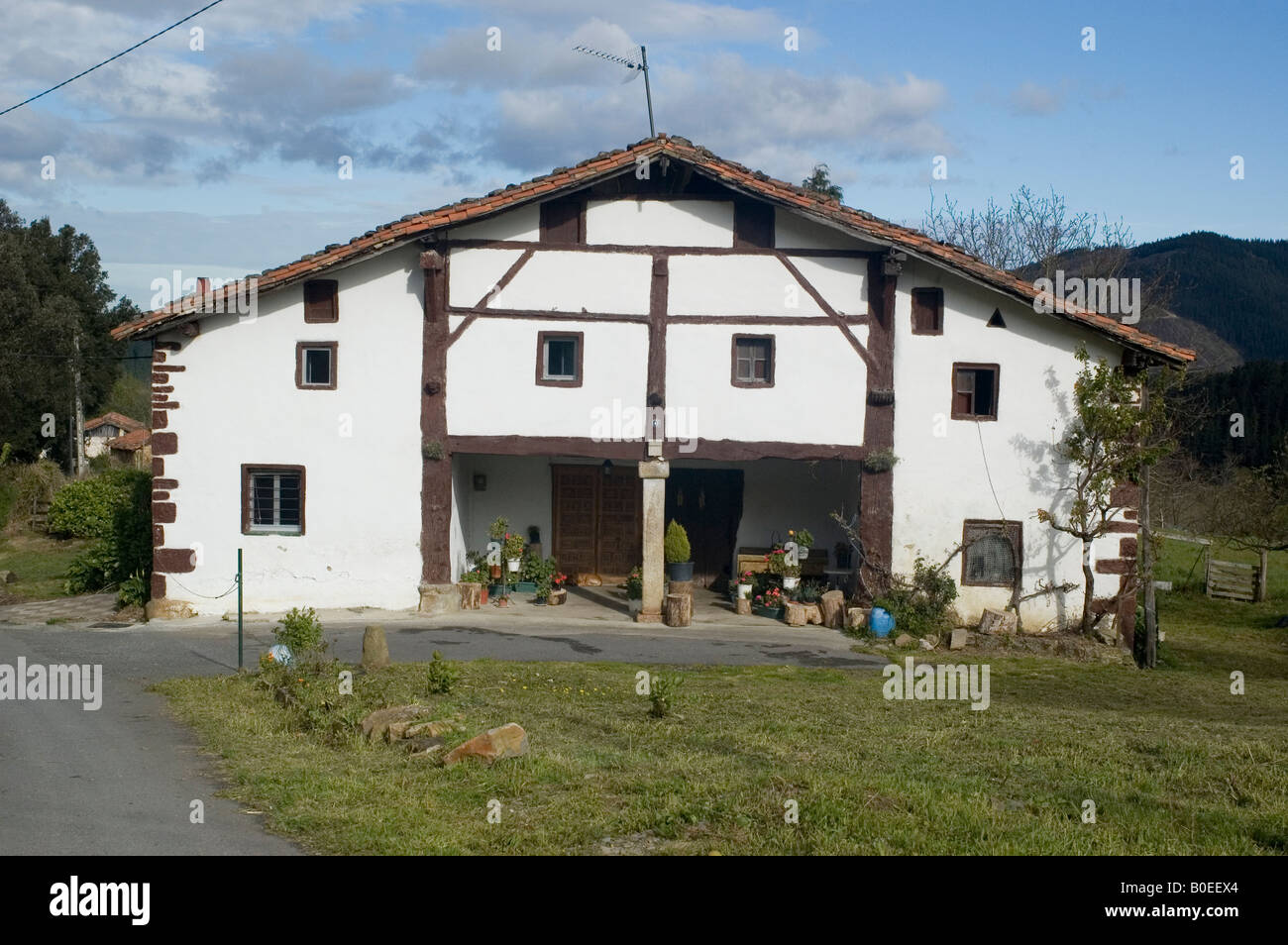 Pueblo tradicional europeo hi-res stock photography and images - Alamy