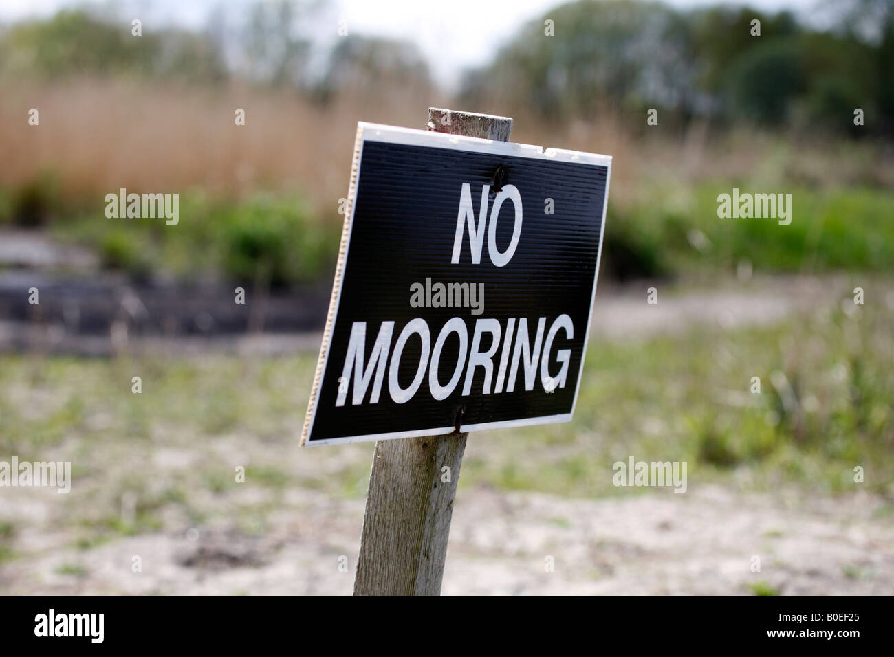 No Mooring Sign, River Bure, Norfolk Broads Stock Photo - Alamy