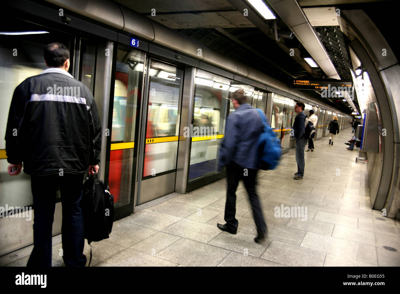 London tube platform with sliding doors Stock Photo - Alamy