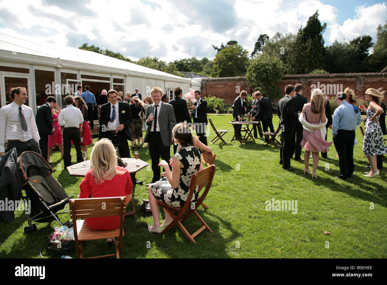 Wedding garden reception hi-res stock photography and images - Alamy