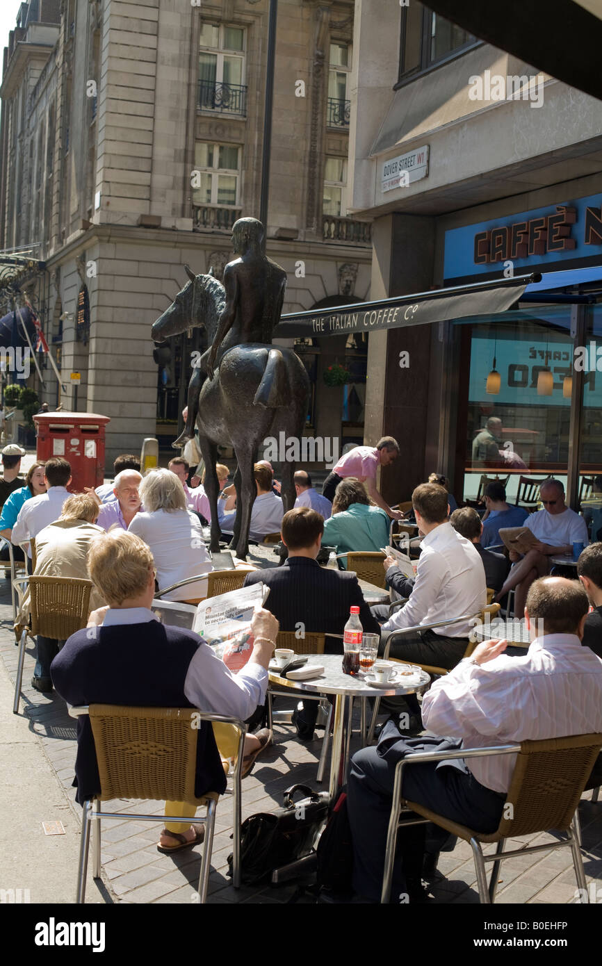 Tourists seated tables outside hi-res stock photography and images - Alamy