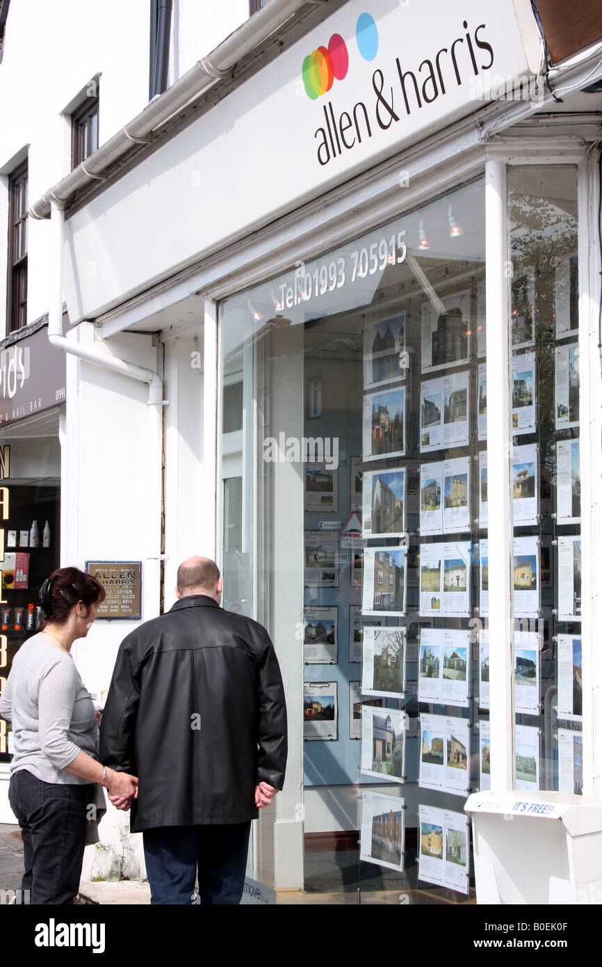 Estate agents shop front hi-res stock photography and images - Alamy