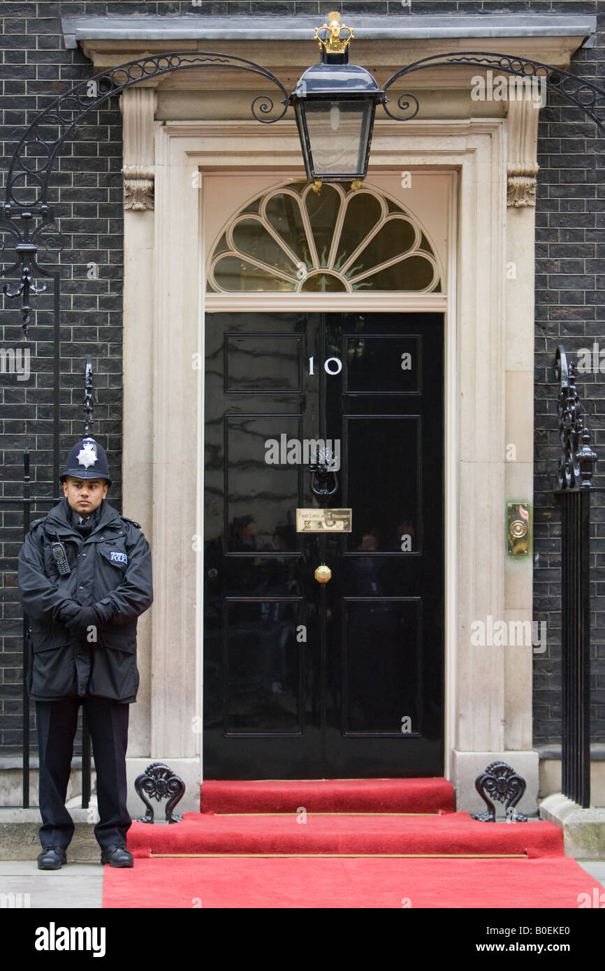 Policeman outside 10 downing street hi-res stock photography and images ...