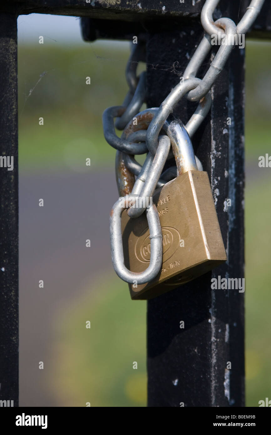 Padlock securing steel gate hi-res stock photography and images - Alamy