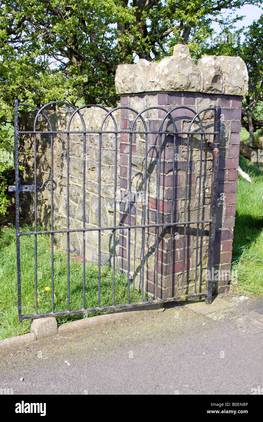 Wrought iron pillar hi-res stock photography and images - Alamy