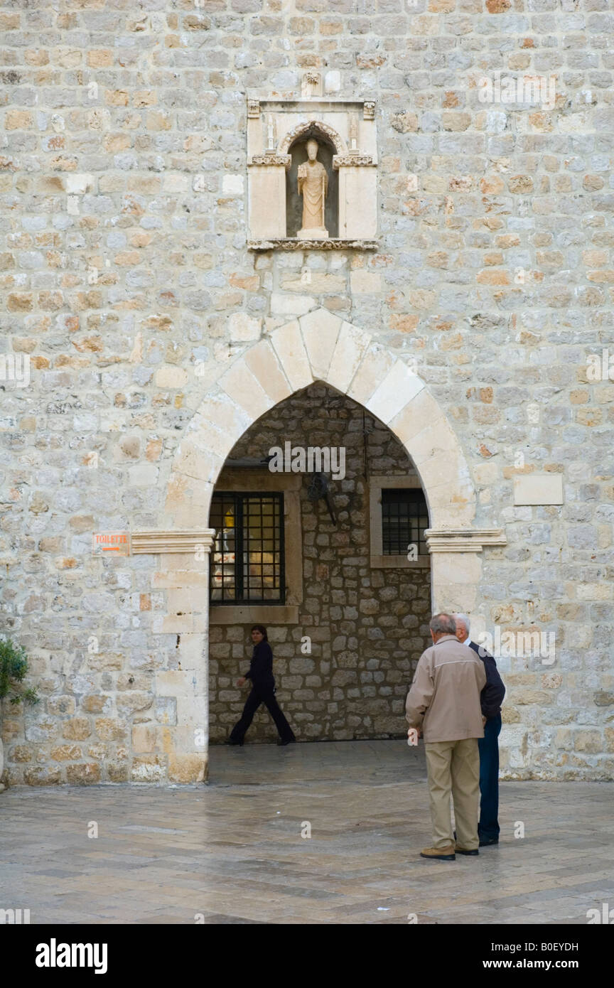 Old men standing around talking hi-res stock photography and images - Alamy