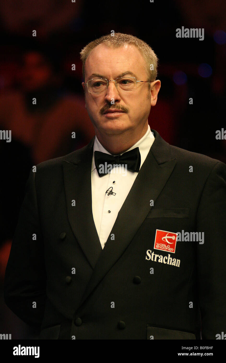 Snooker refereeing hi-res stock photography and images - Alamy