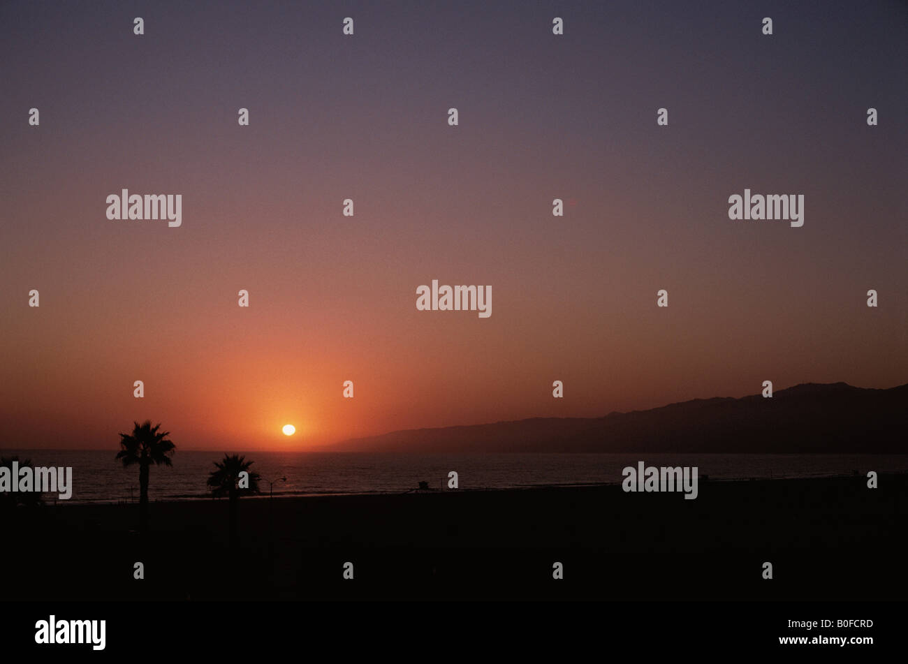 Sunrises over oceans hi-res stock photography and images - Alamy