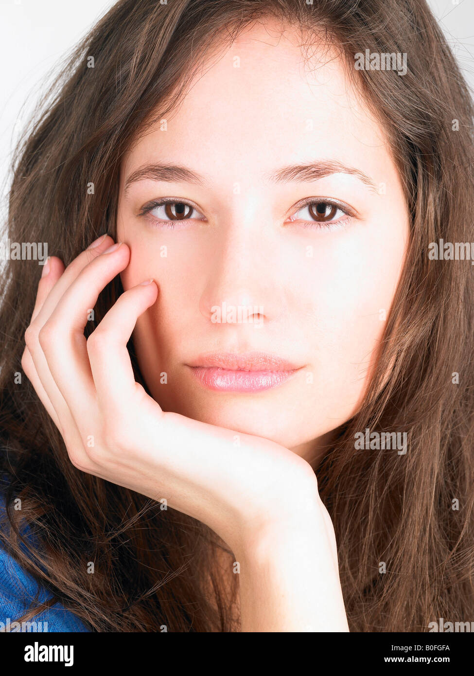 Woman looking into the camera Stock Photo - Alamy