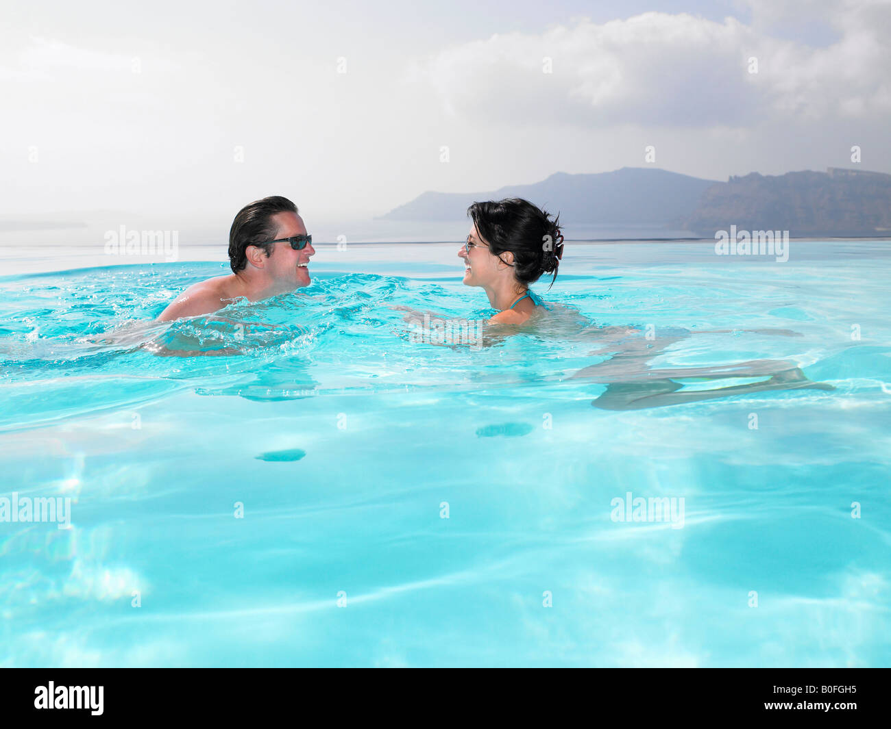 Couple in swimming pool Stock Photo - Alamy