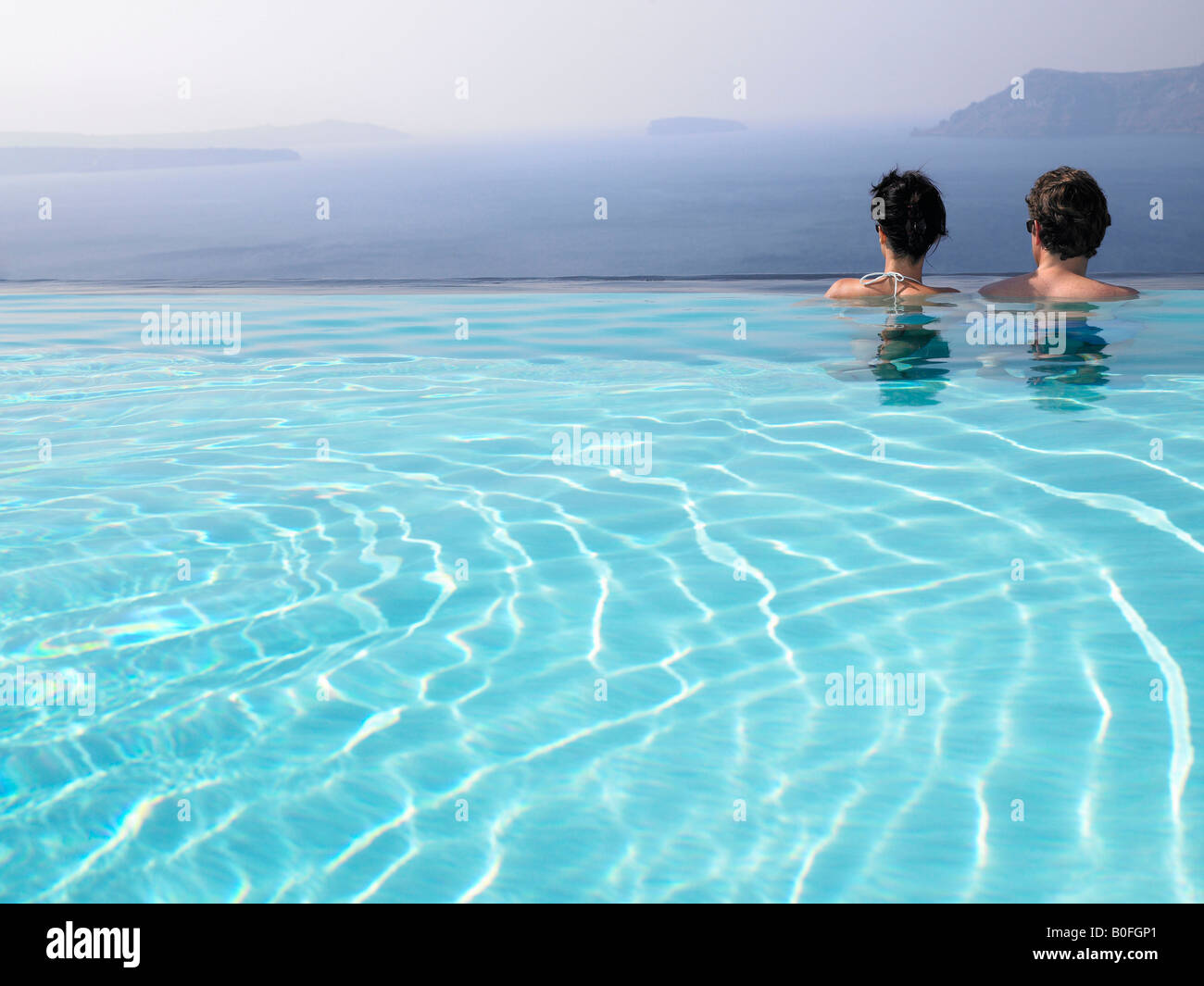 Couple in swimming pool Stock Photo - Alamy