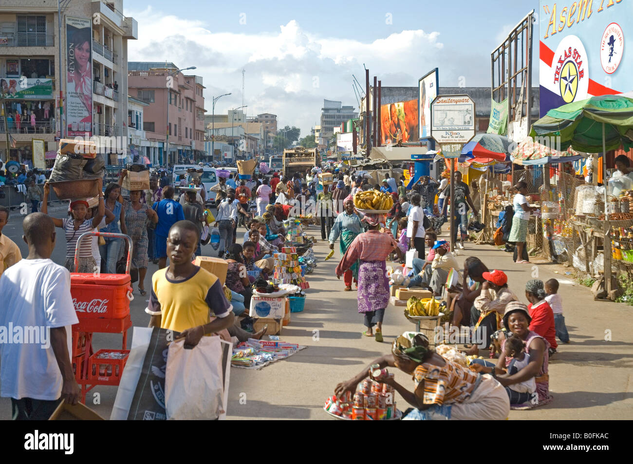 Vendors in a busy street of Accra, Ghana Stock Photo: 17554836 - Alamy