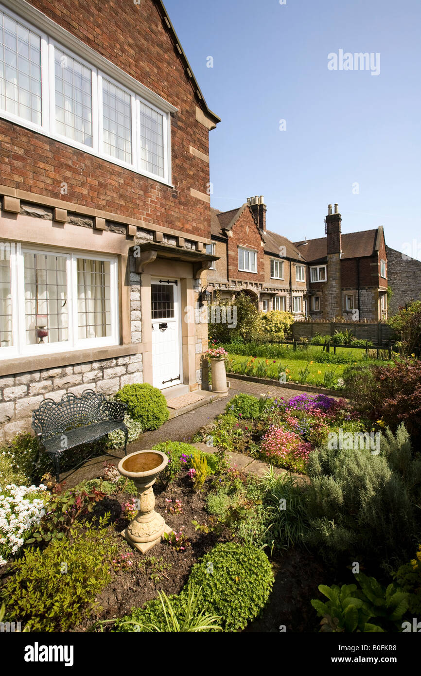 Modern front garden uk hi-res stock photography and images - Alamy