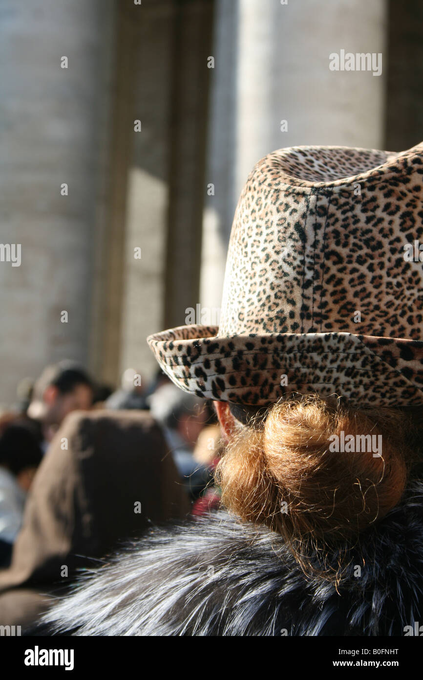 woman wearing leopard skin hat and fur coat in rome italy Stock Photo ...