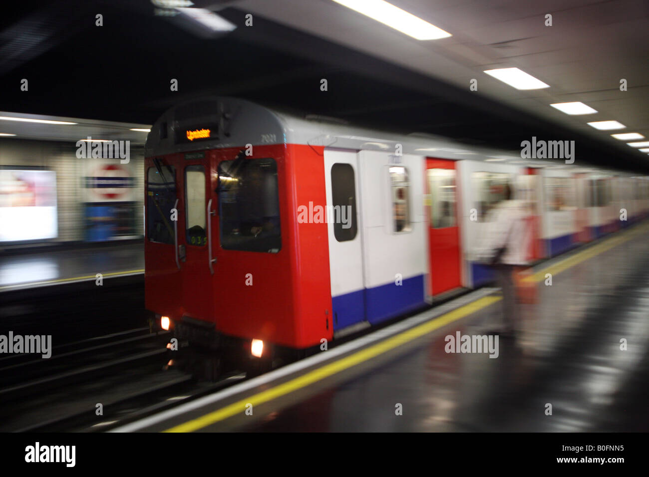Circle line train hi-res stock photography and images - Alamy