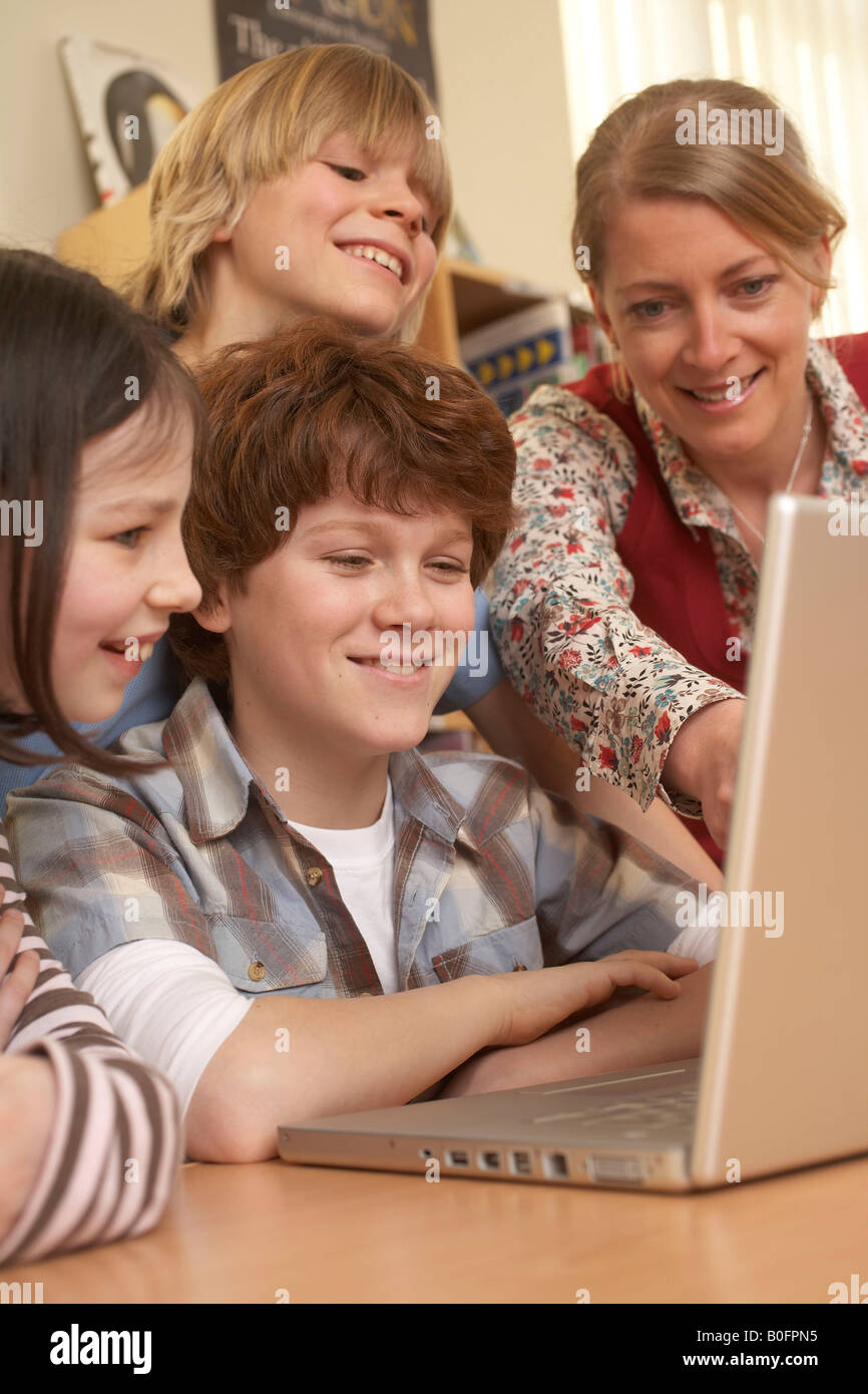 Group on computer, smiling Stock Photo - Alamy