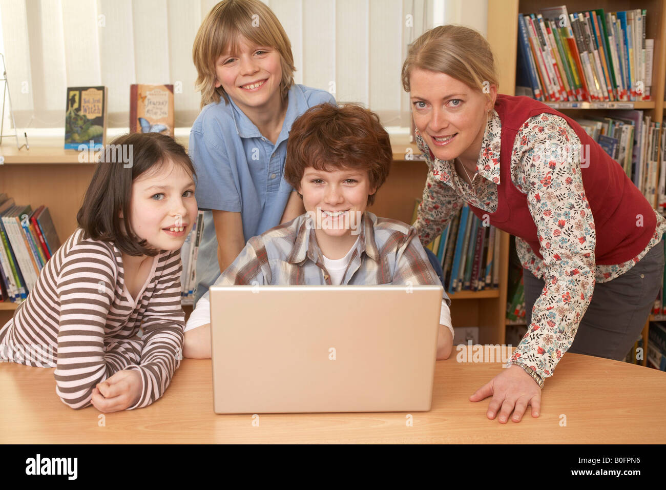 Group on computer, smiling Stock Photo - Alamy