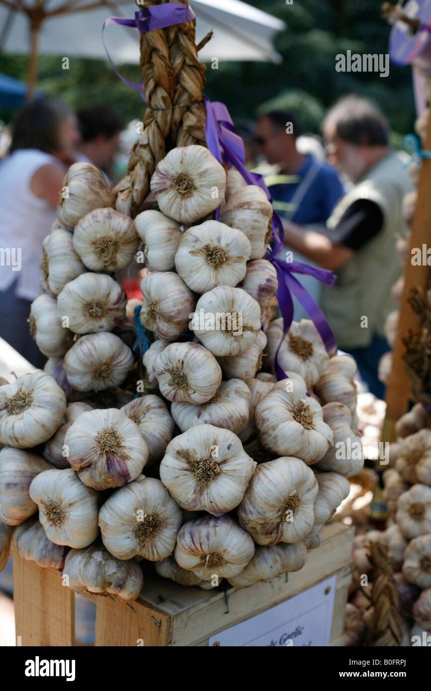 Fresh garlic cloves farmers market summer fair Stock Photo - Alamy