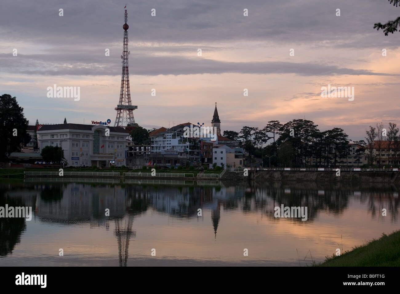 V shaped building hi-res stock photography and images - Alamy