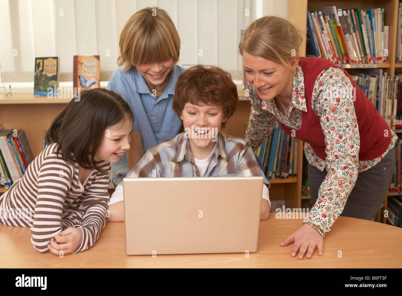 Group on computer, smiling Stock Photo - Alamy