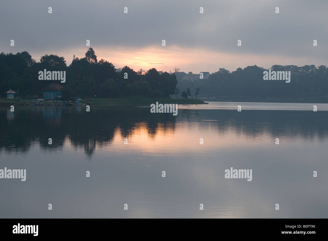 V shaped roof hi-res stock photography and images - Alamy