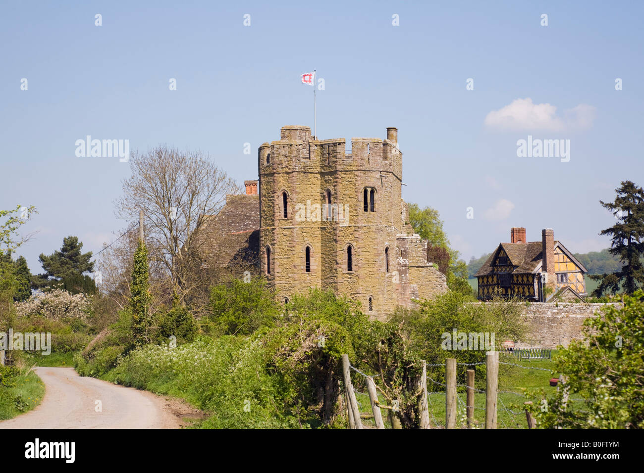 English castles hi-res stock photography and images - Alamy