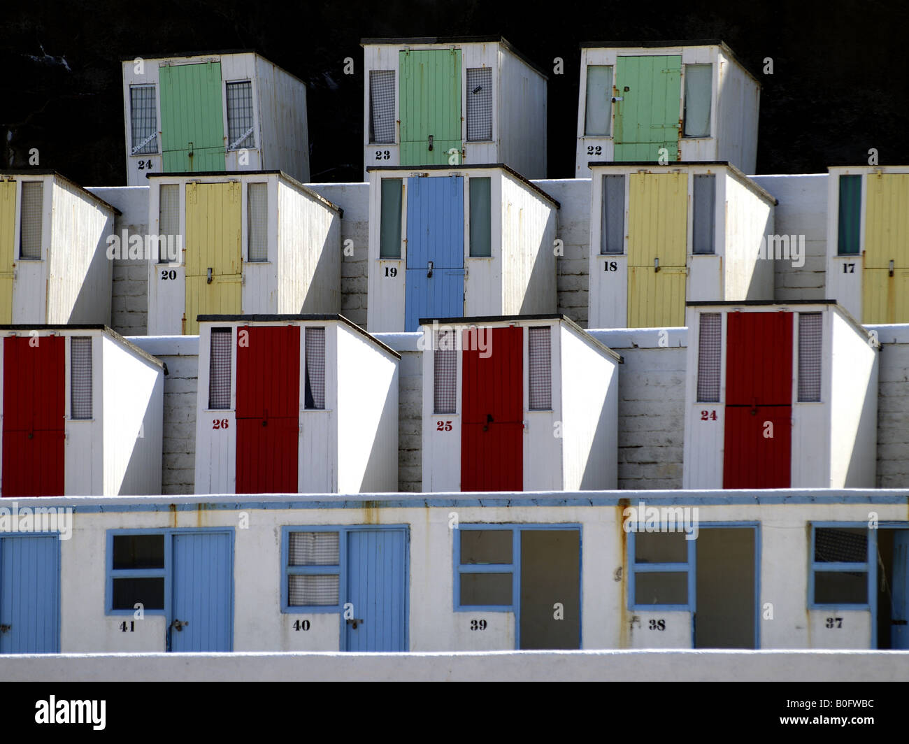 Run down old beach huts hi-res stock photography and images - Alamy