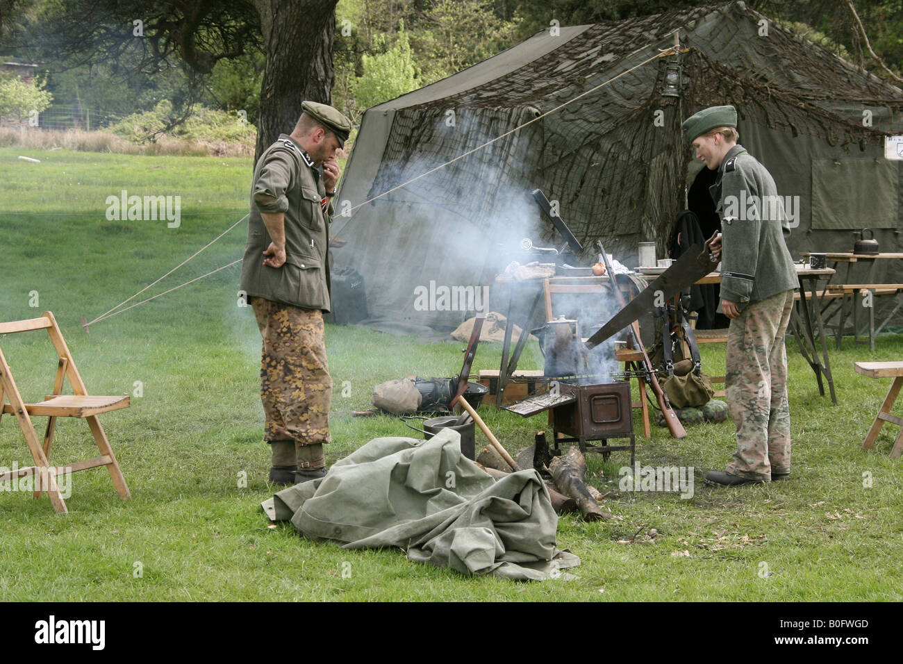 Ww2 soldier eating hi-res stock photography and images - Alamy