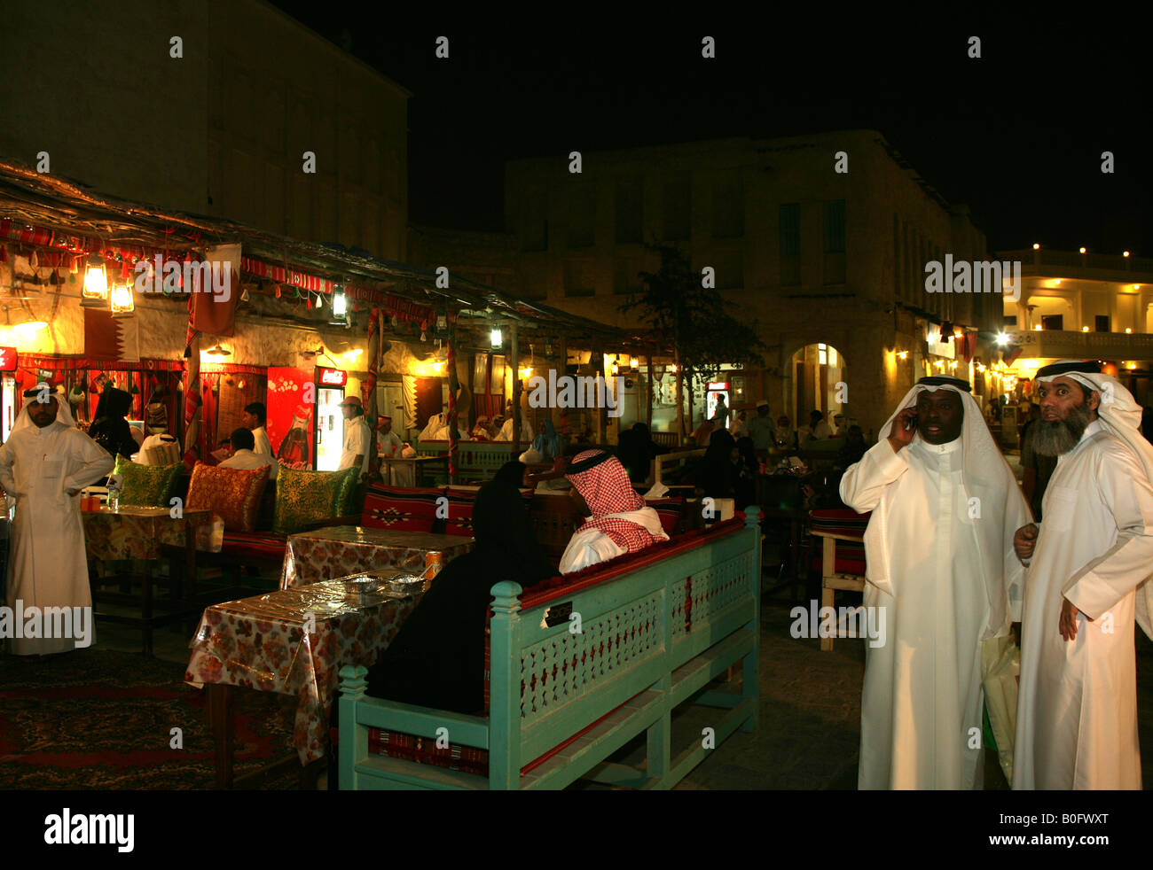 Qatari men in traditional dress hi-res stock photography and images - Alamy