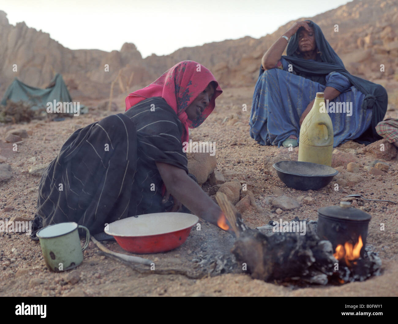 Tuareg woman desert algeria africa hi-res stock photography and images ...