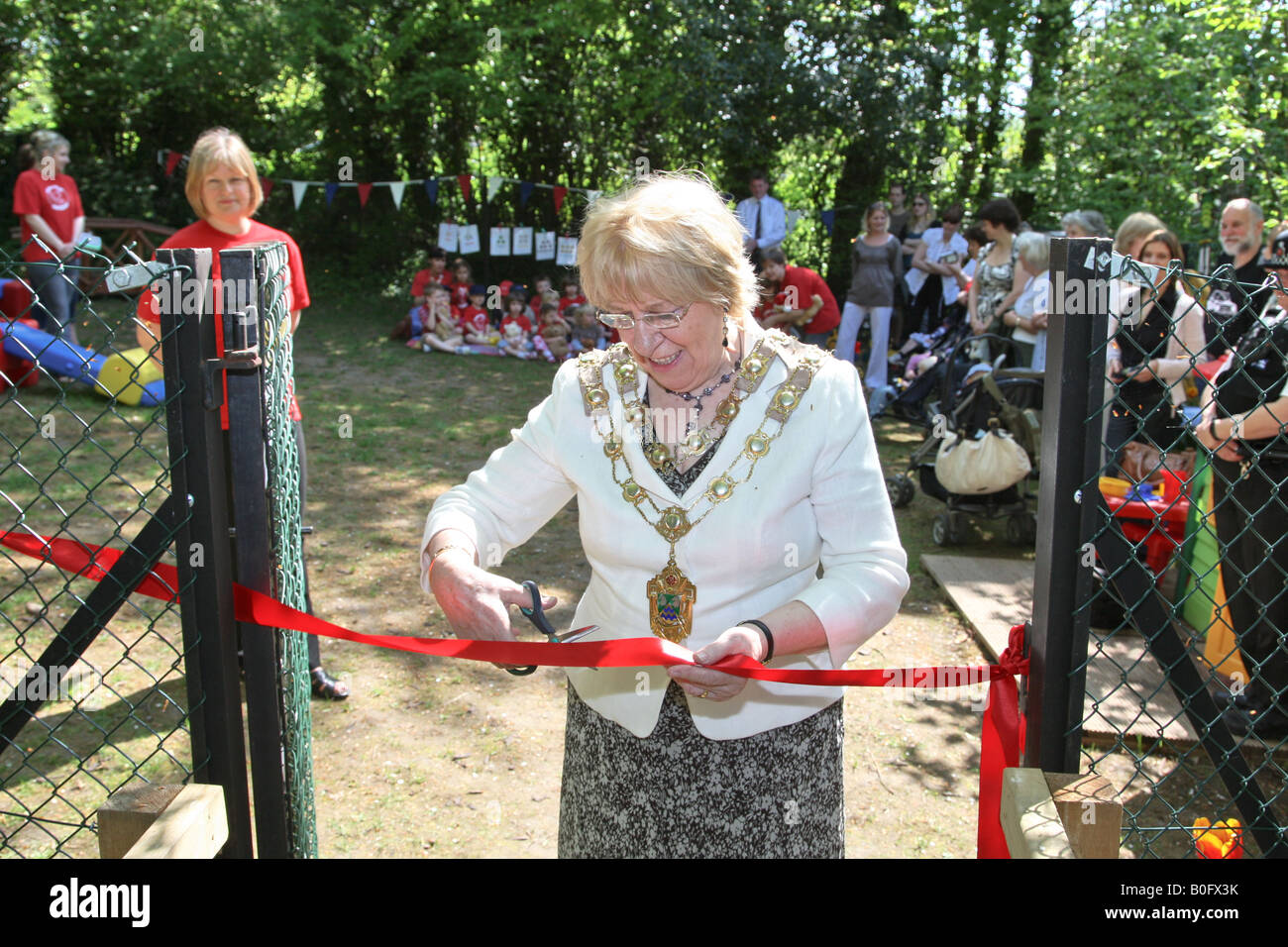 Mayoral ribbon cutting hi-res stock photography and images - Alamy