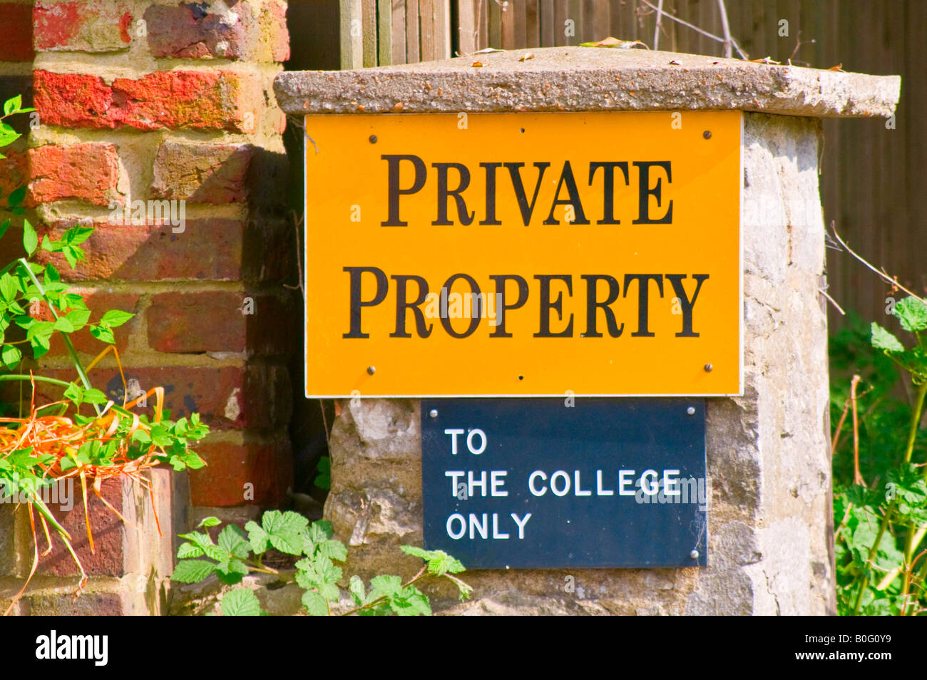 Yellow private property sign Stock Photo - Alamy