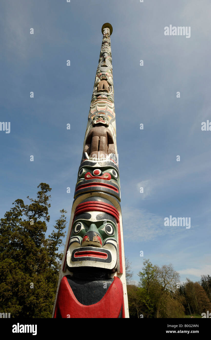 Whale totem pole hi-res stock photography and images - Alamy