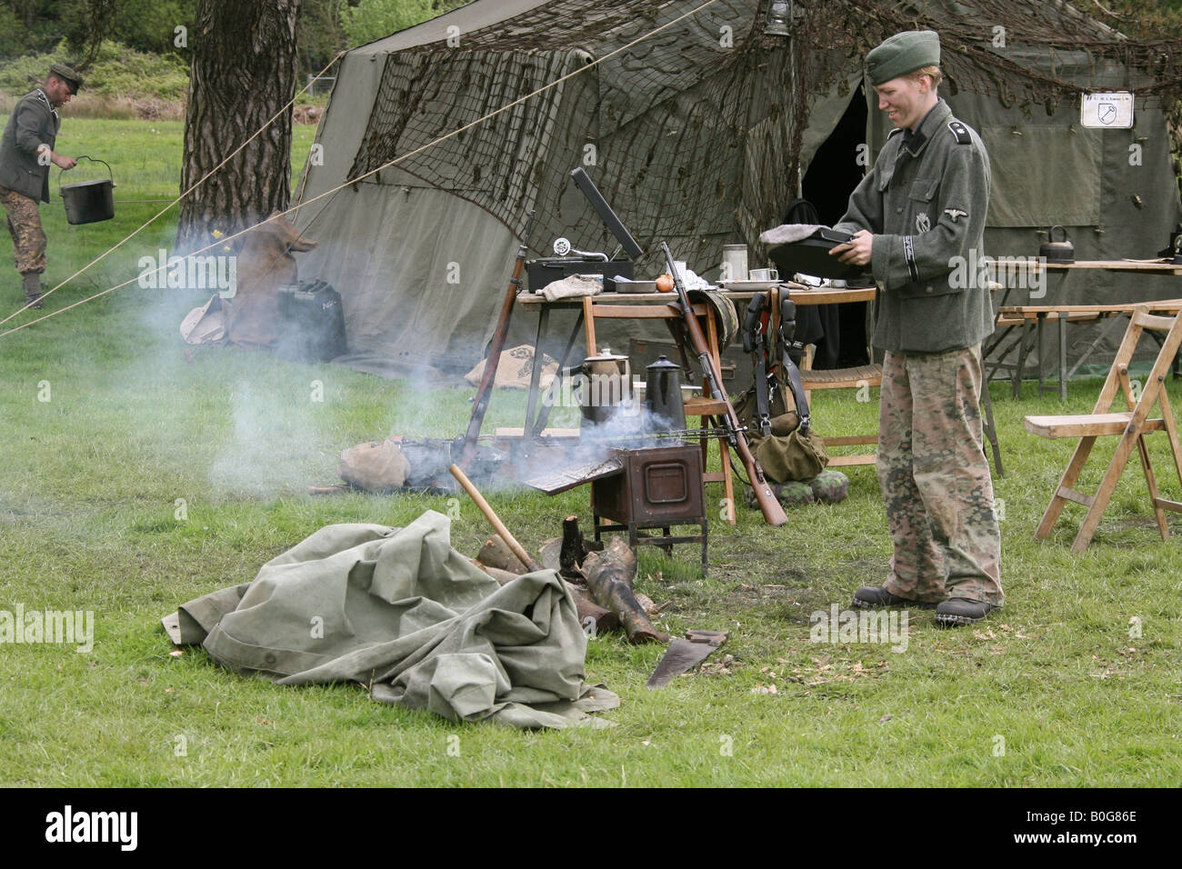 Ww2 soldier eating hi-res stock photography and images - Alamy
