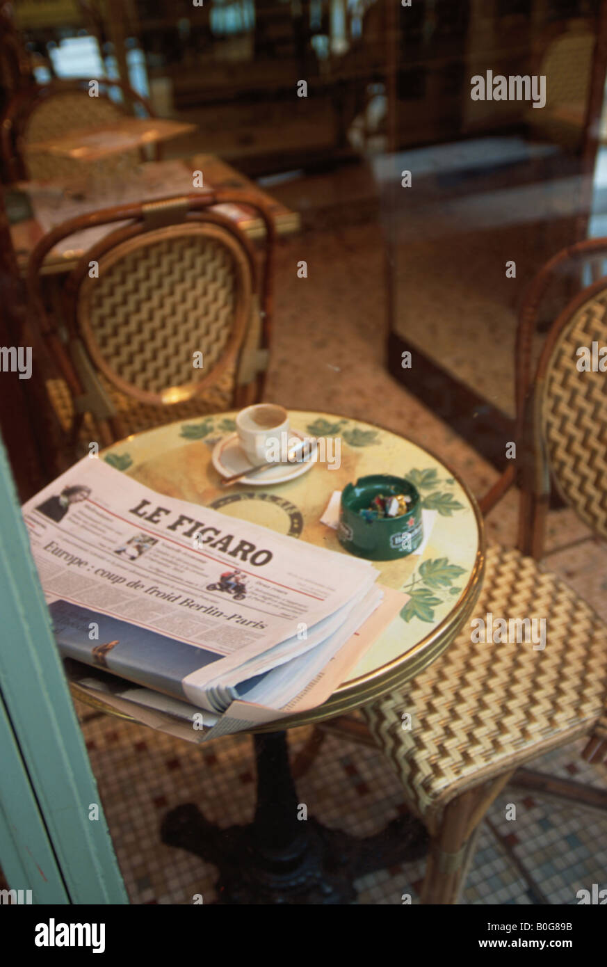 Broadsheet newspaper on table hi-res stock photography and images - Alamy