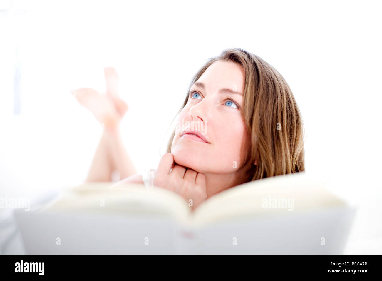 Reading for women hi-res stock photography and images - Alamy