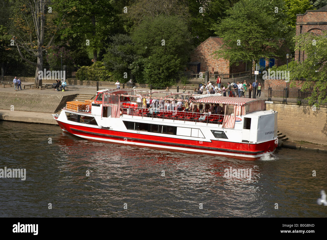 YORK CITY RIVER OUSE BOAT CRUISER LENDAL BRIDGE Stock Photo - Alamy