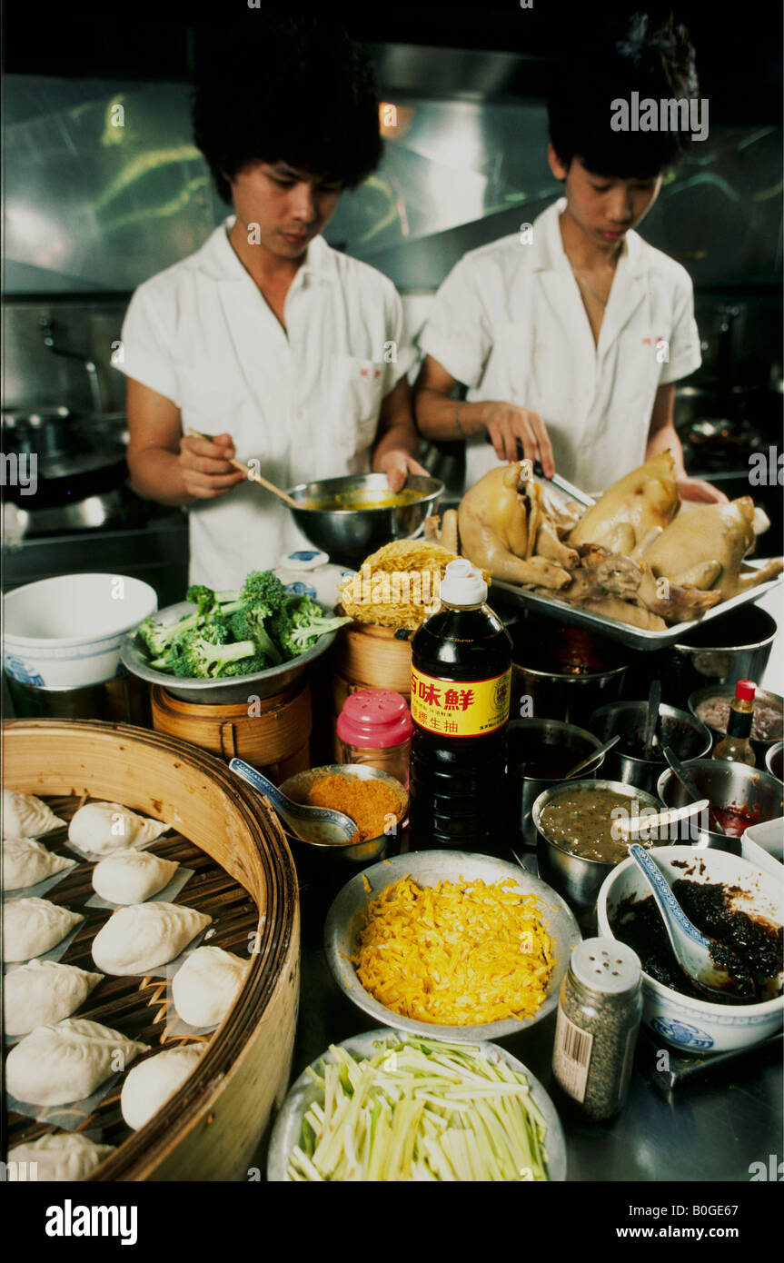Chinese chefs cooking in a restaurant kitchen, Hong Kong, China Stock ...