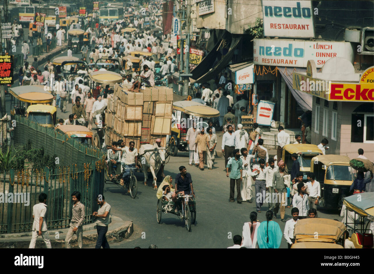 India overcrowded street people hi-res stock photography and images - Alamy