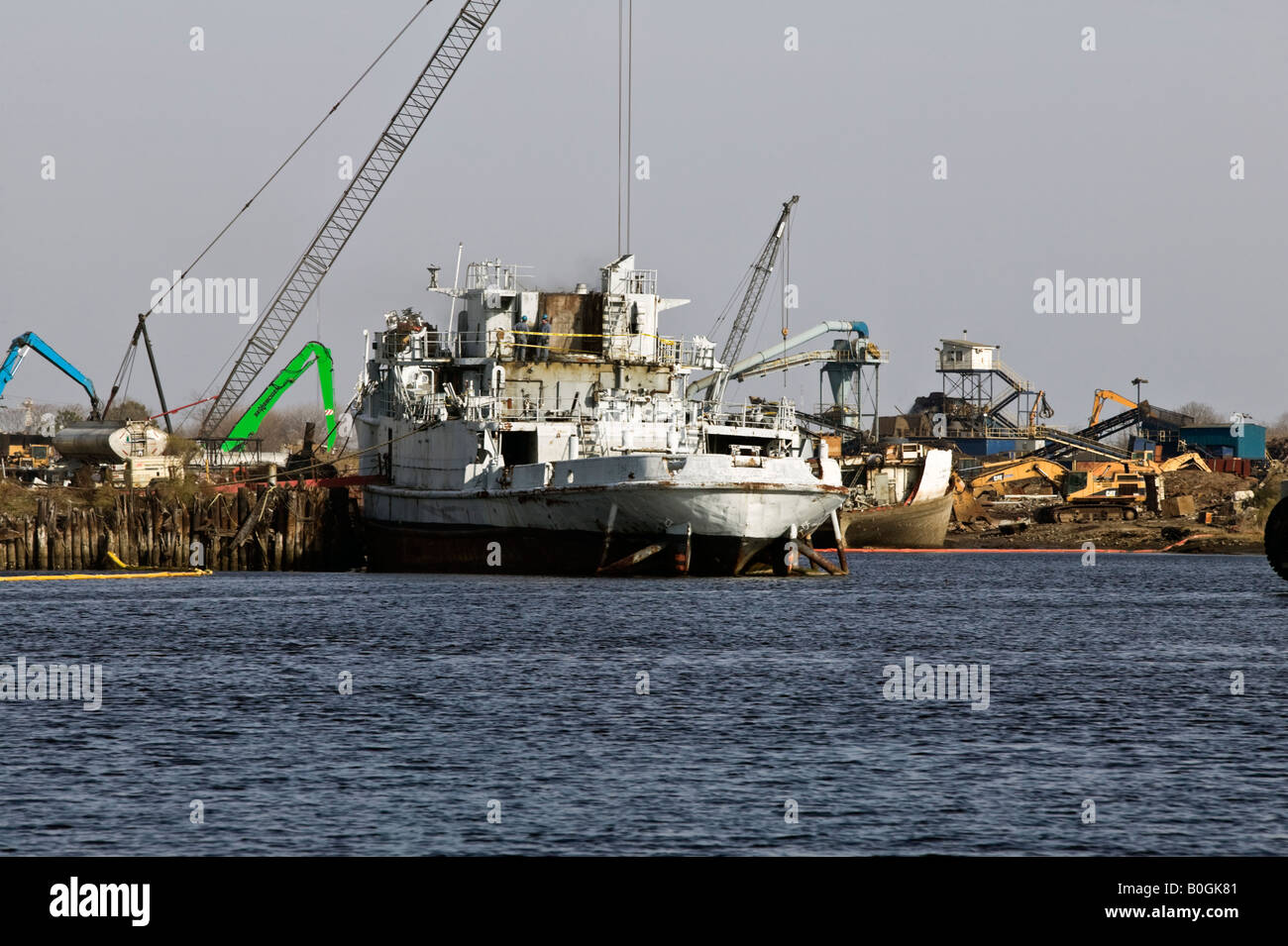 Shipbreaking hi-res stock photography and images - Alamy