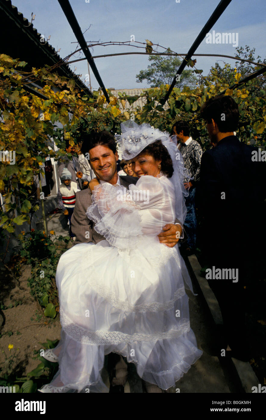 Romanian traditional wedding hi-res stock photography and images - Alamy