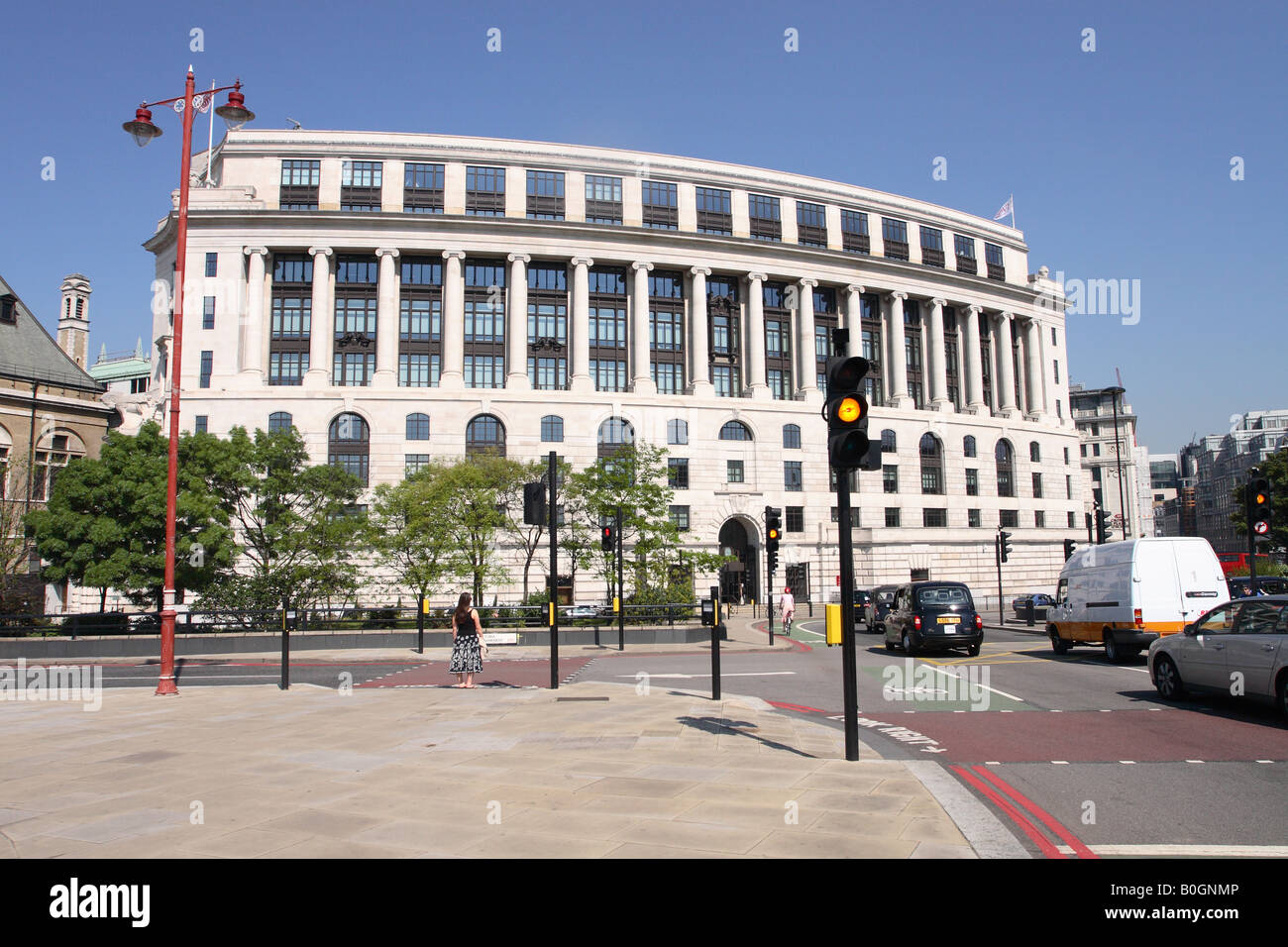 Unilever house 100 victoria embankment hi-res stock photography and ...